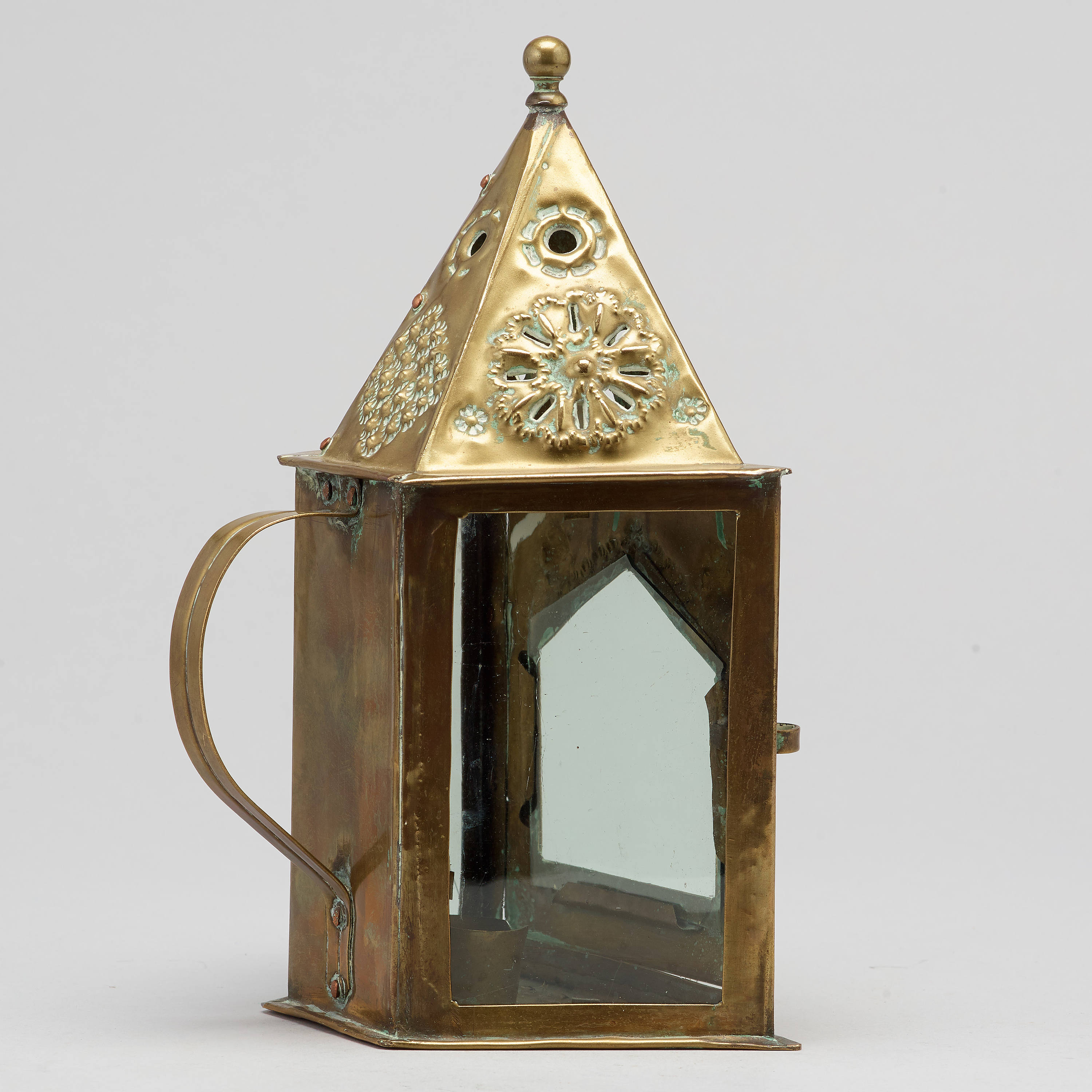 AN 18TH CENTURY BRASS HAND LANTERN. - Bukowskis