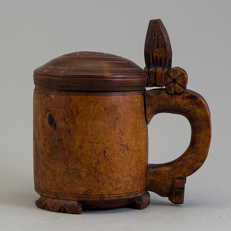 AN 18TH CENTURY BIRCH NORWEGIAN TANKARD. - Bukowskis
