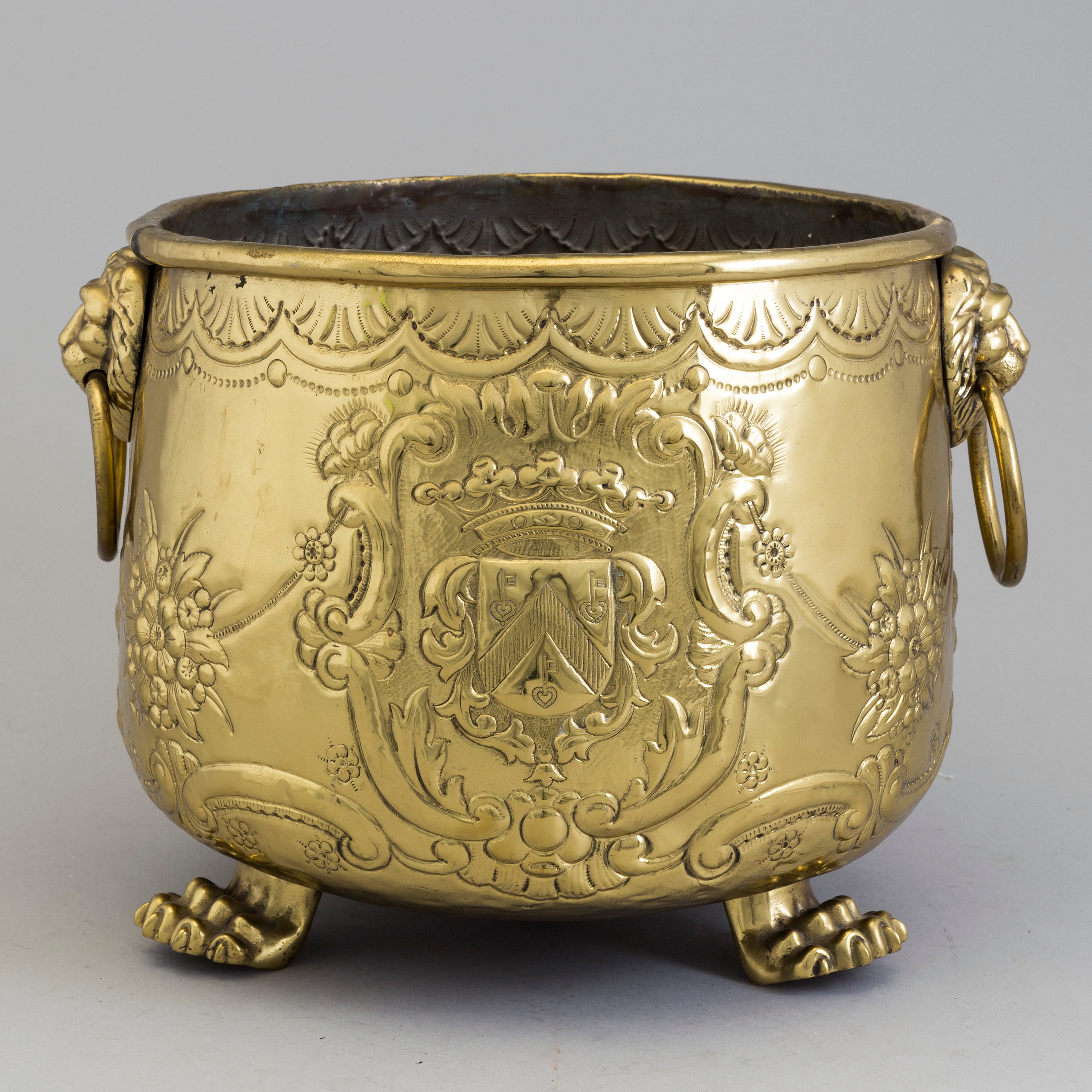 A BRASS FLOWER POT, 18th/19th century. - Bukowskis