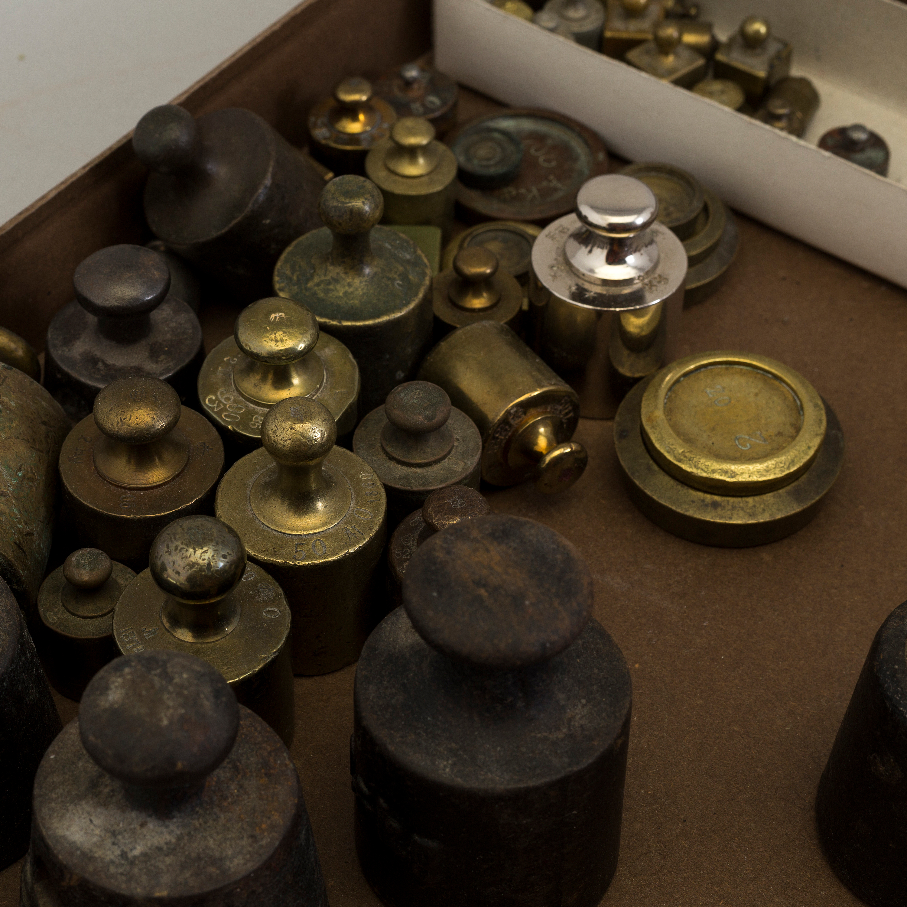 A COLLECTION OF CA 142 BRASS WEIGHTS, 19th/20th century. - Bukowskis