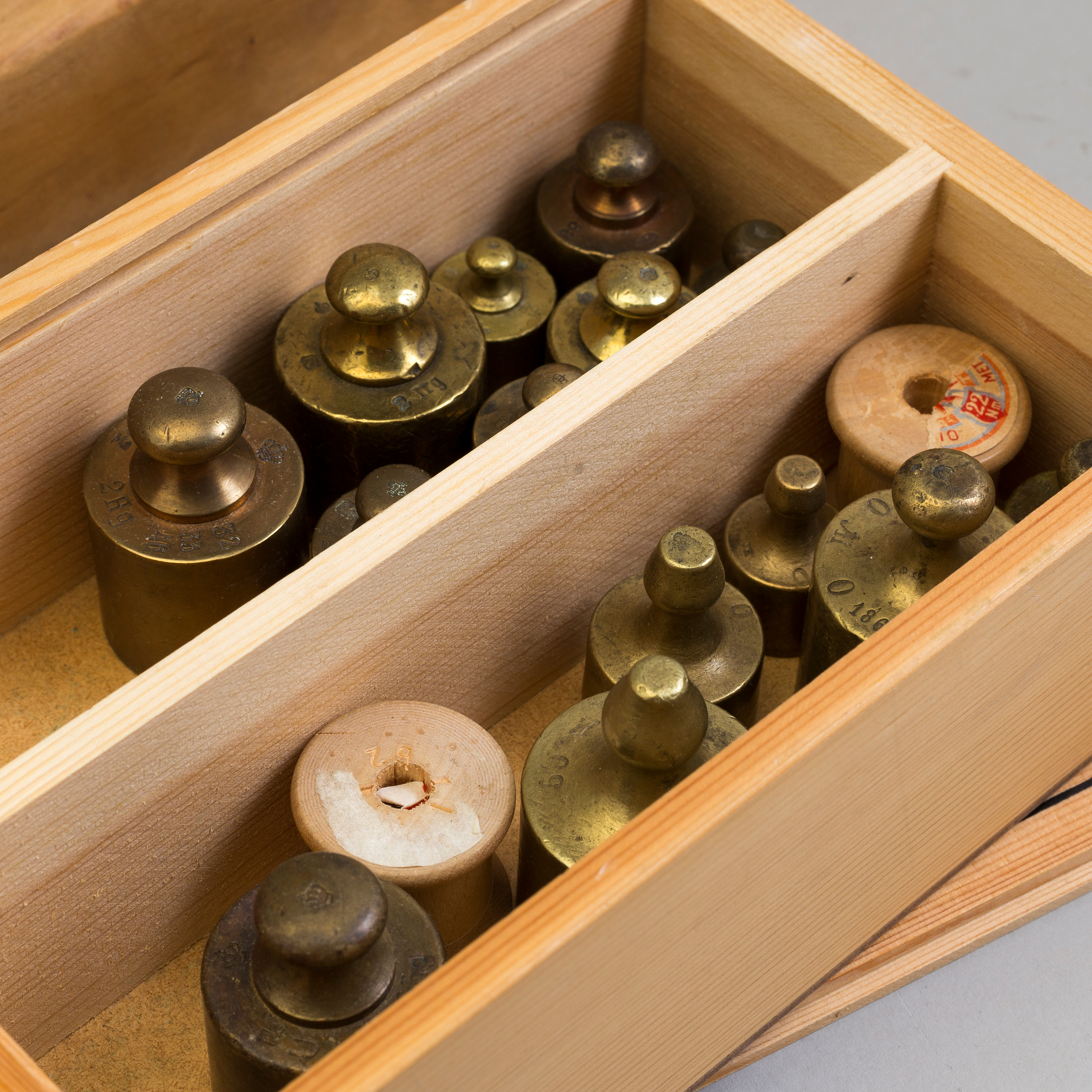 A COLLECTION OF CA 142 BRASS WEIGHTS, 19th/20th century. - Bukowskis