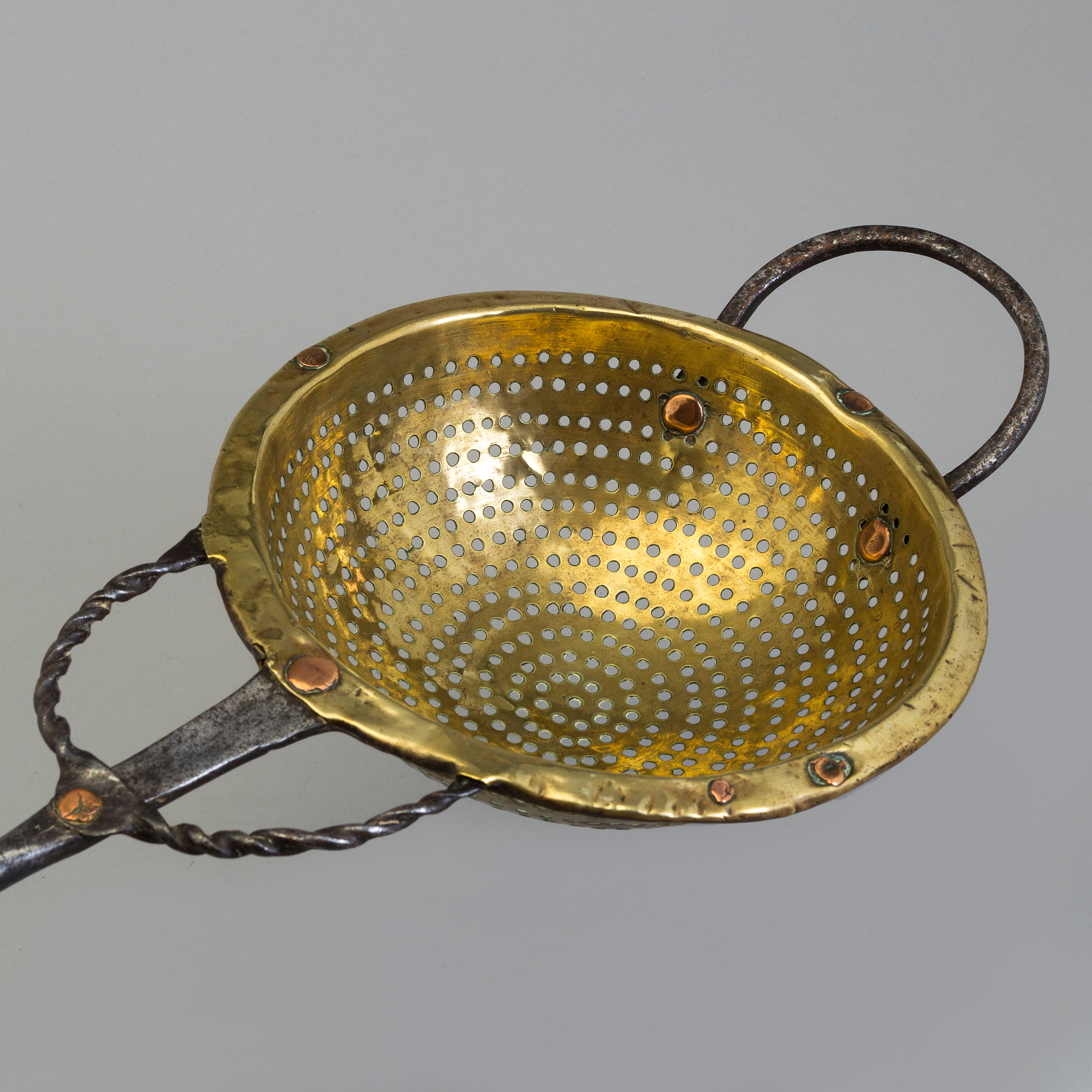 A BRASS AND IRON COLANDER, 18th century. - Bukowskis