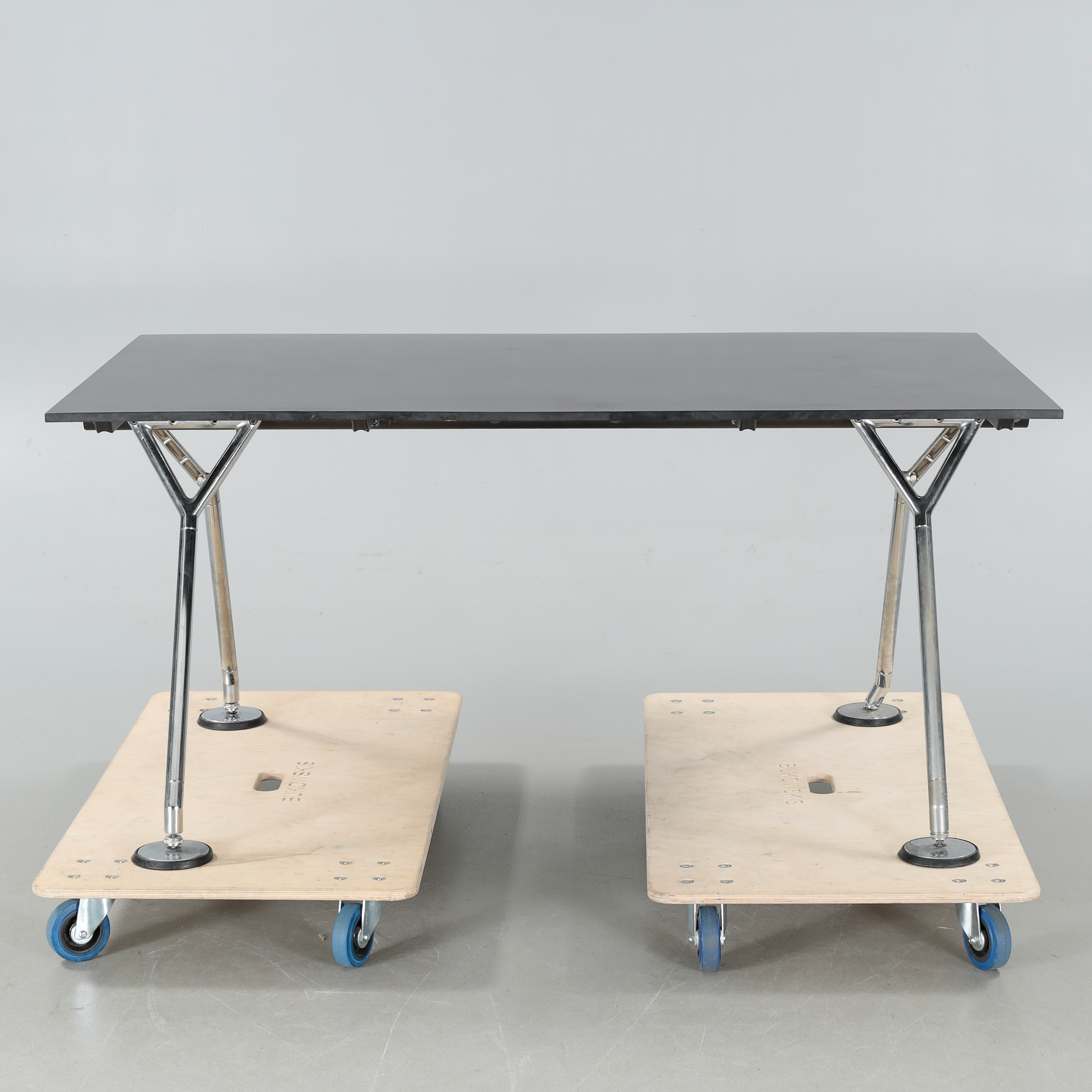 A "Nomos system" desk by Norman Foster, Tecno. - Bukowskis