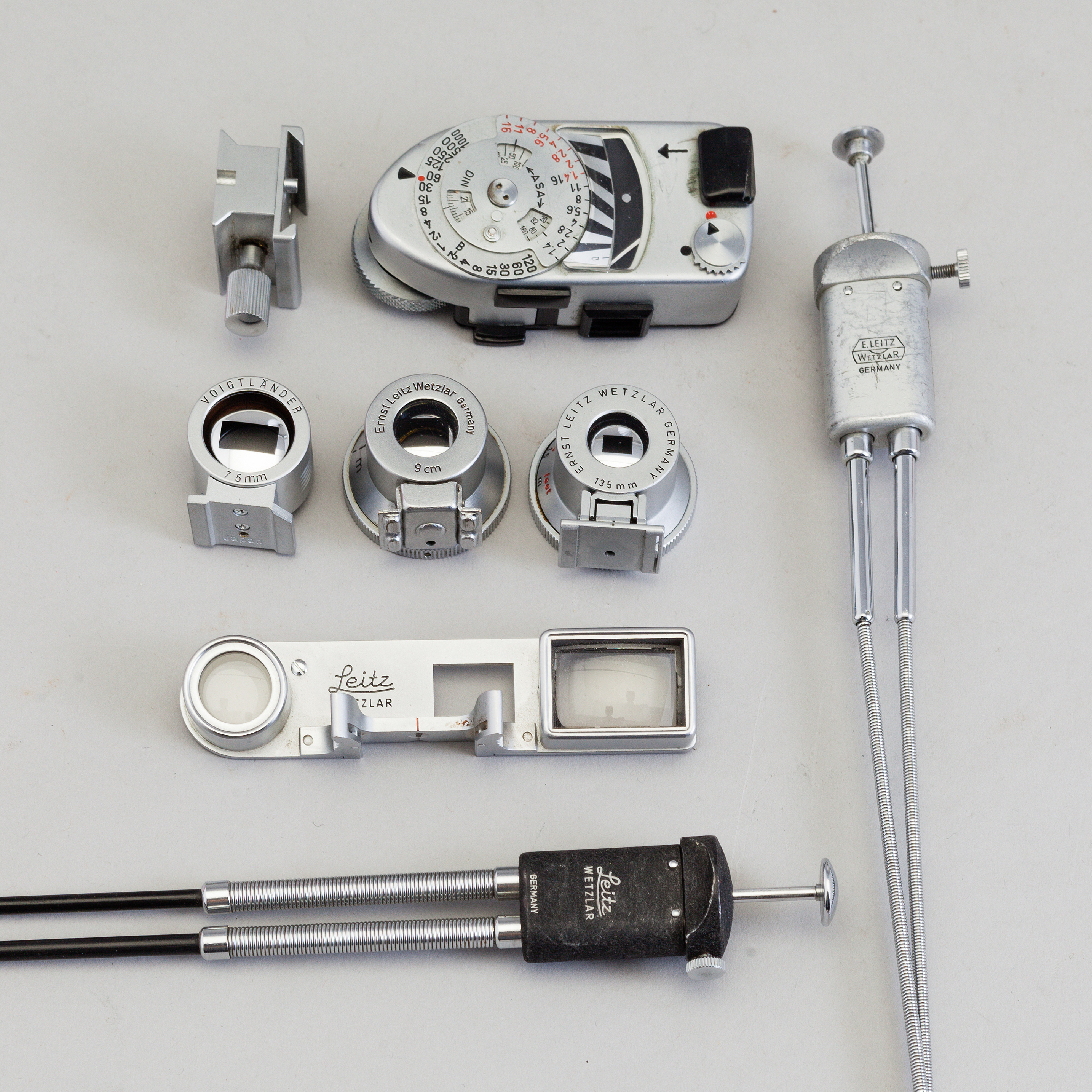 Leica Meter, three View Finders and more. Some with original boxes ...