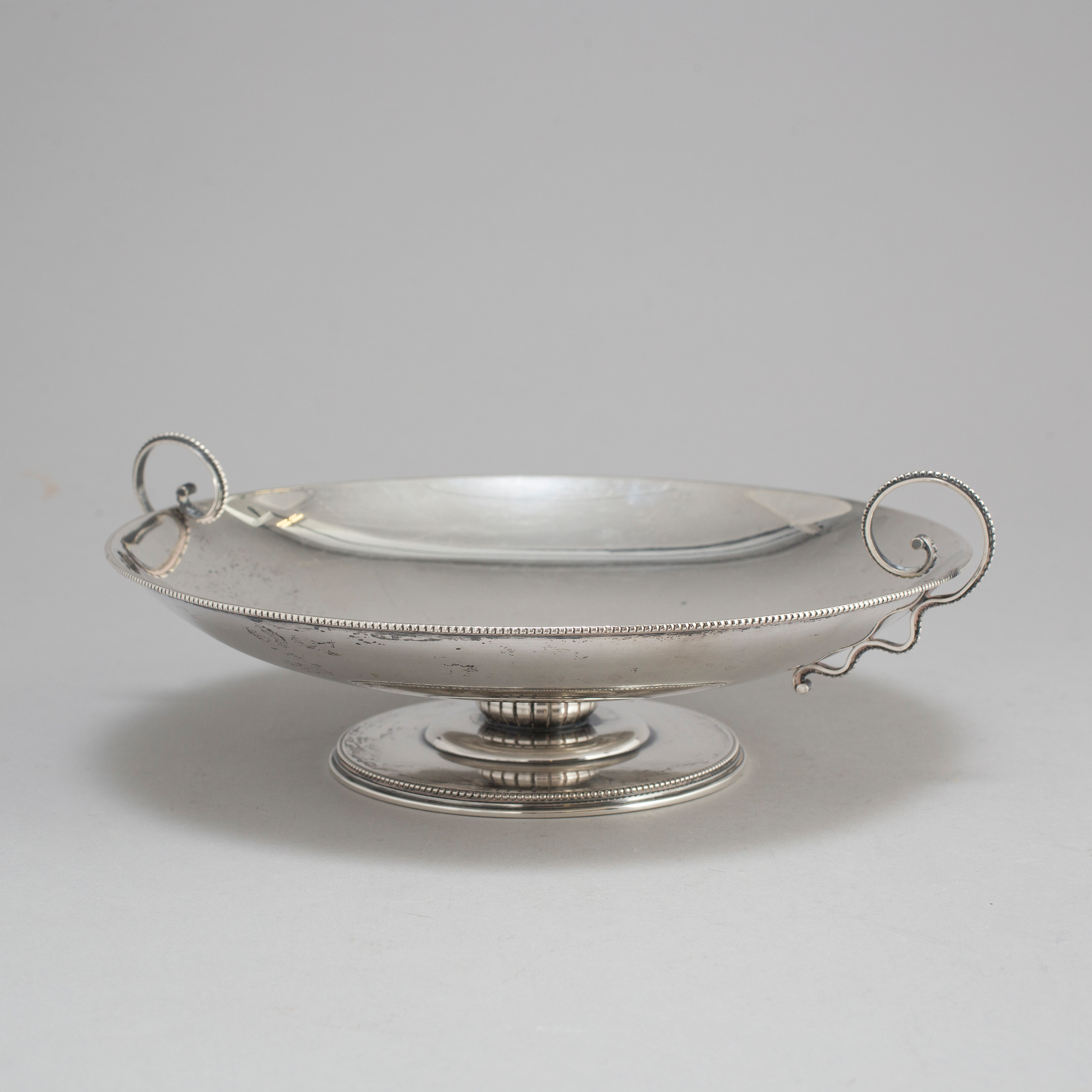 CG HALLBERG, a silver dish from Stockholm, 1933. - Bukowskis