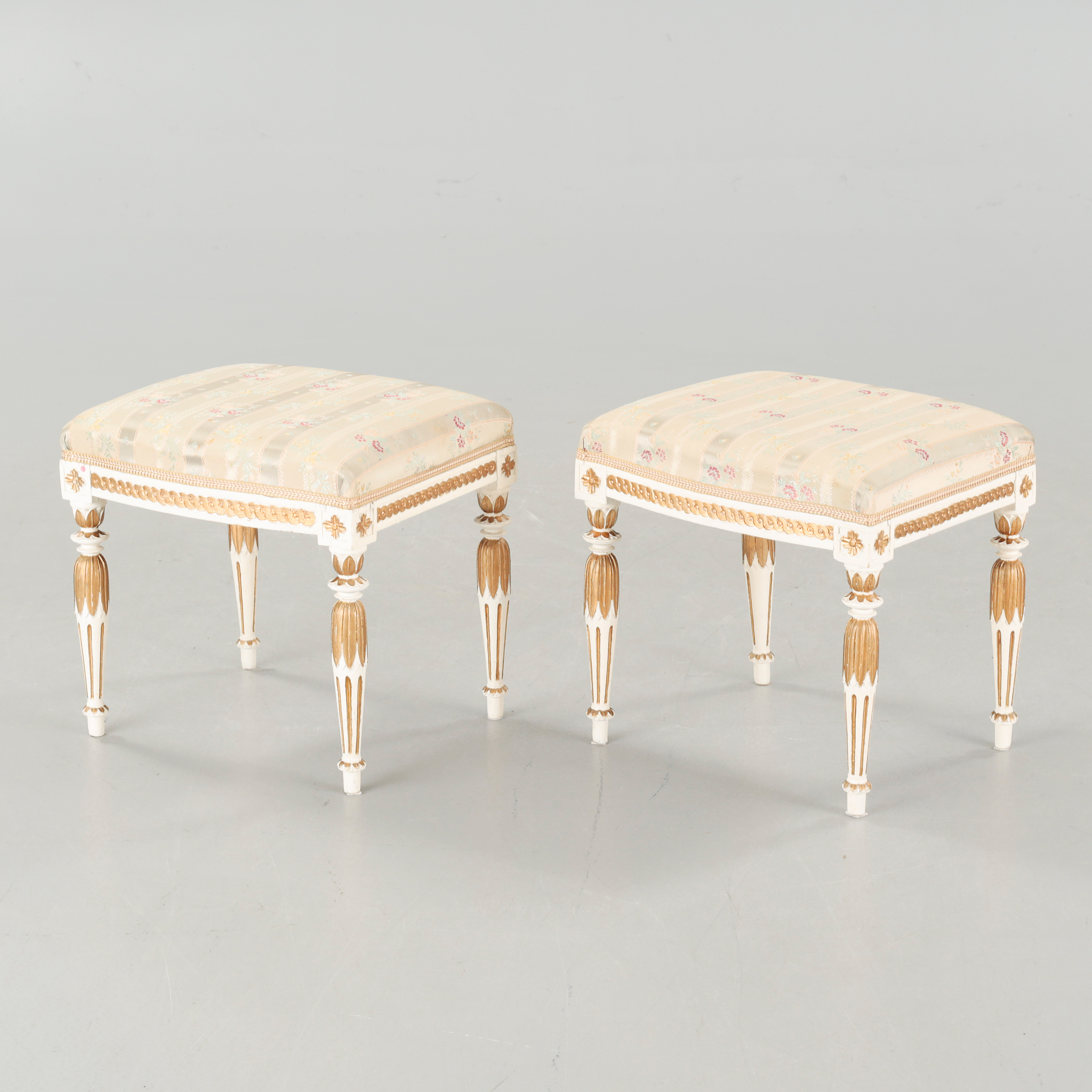 A pair of late Gustavian stools, made around year 1800. - Bukowskis