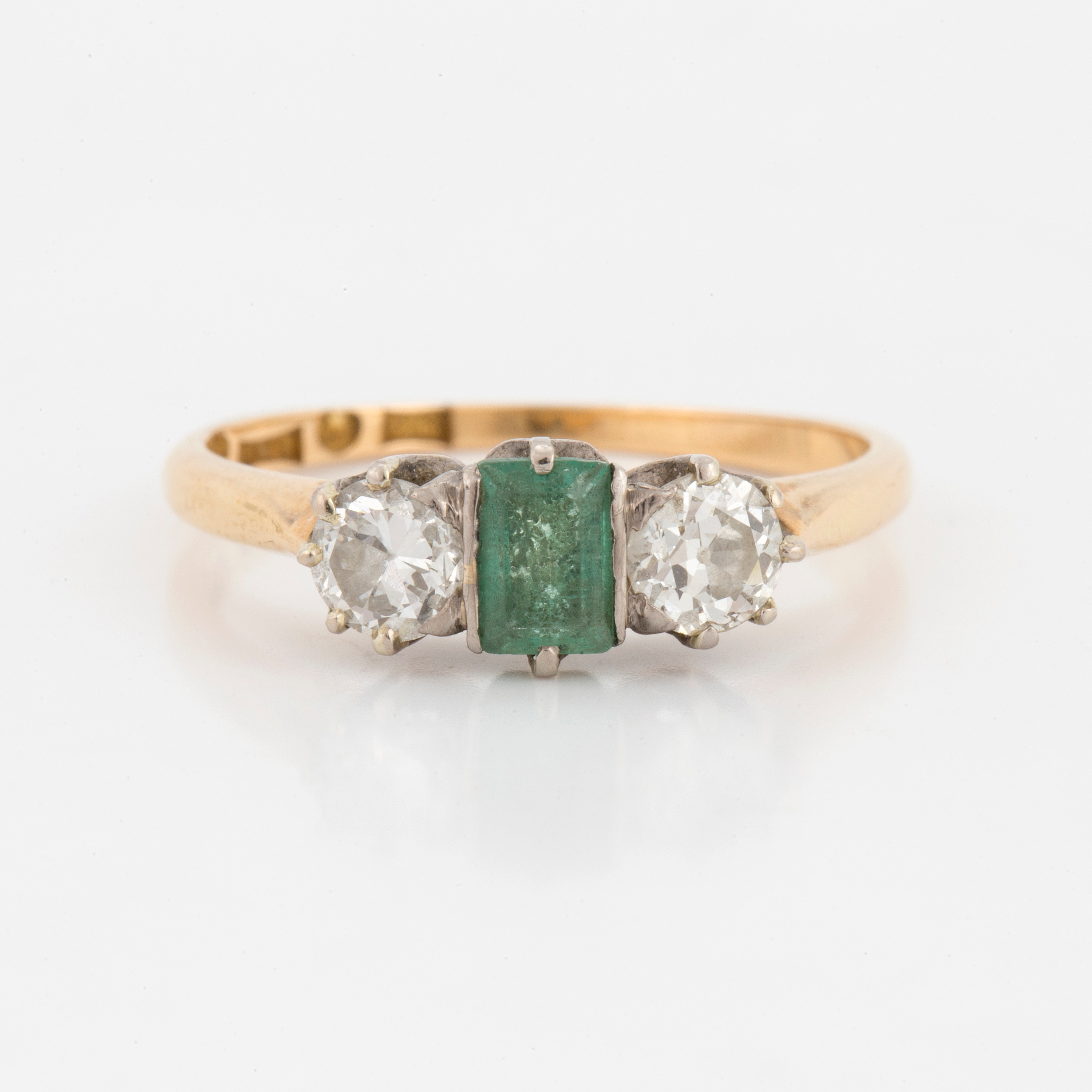 RING, med diamanter och smaragd. - Bukowskis