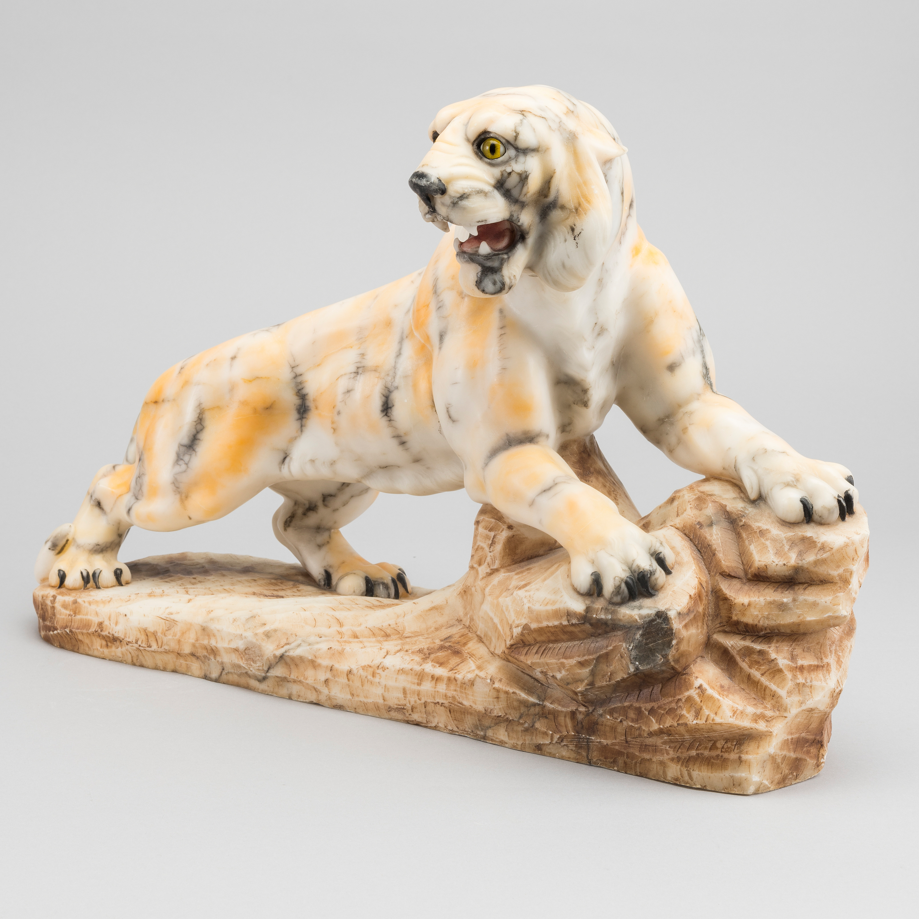 SKULPTUR, alabaster, tiger. 1900-tal. - Bukowskis