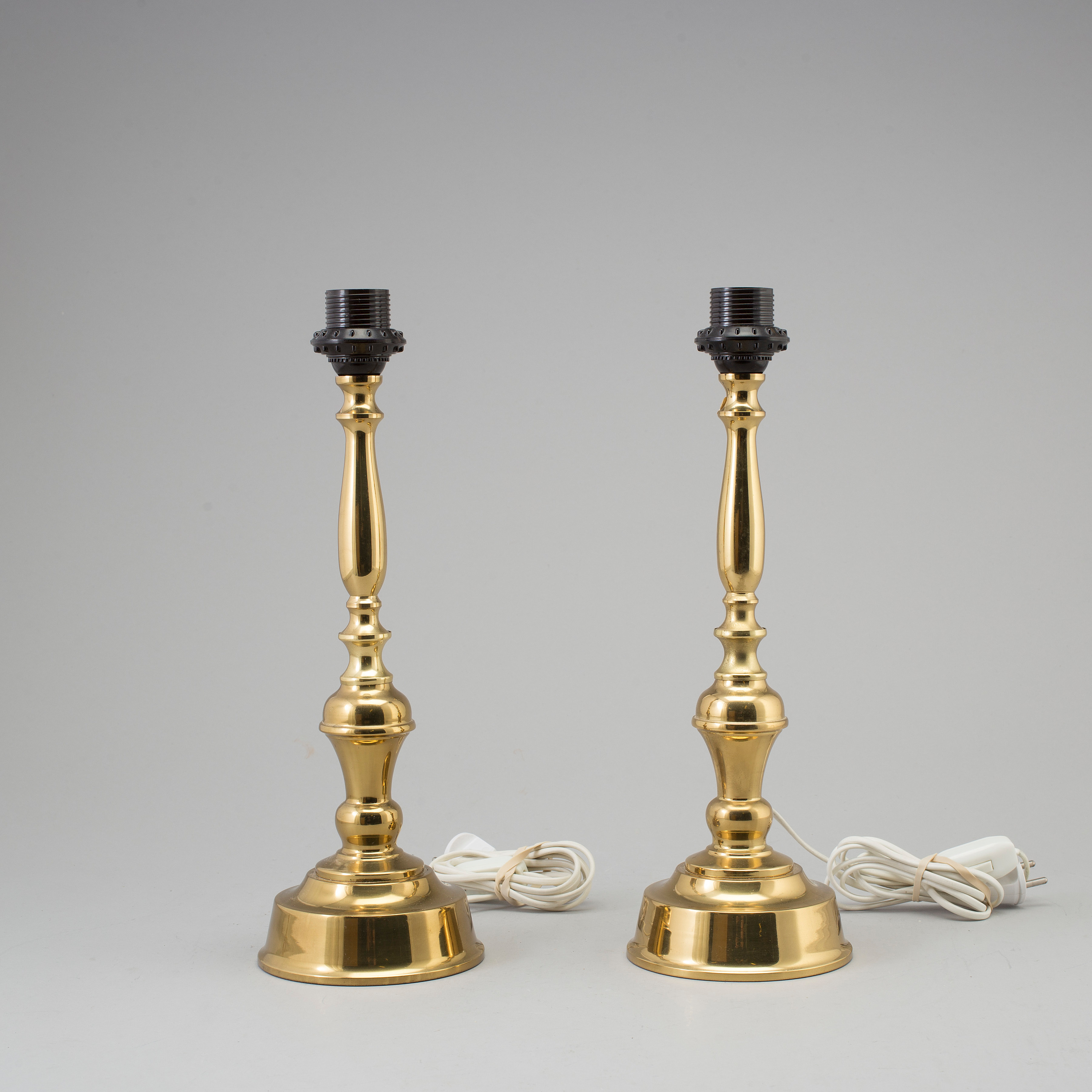 A pair of mid 29th century brass table lamps. - Bukowskis