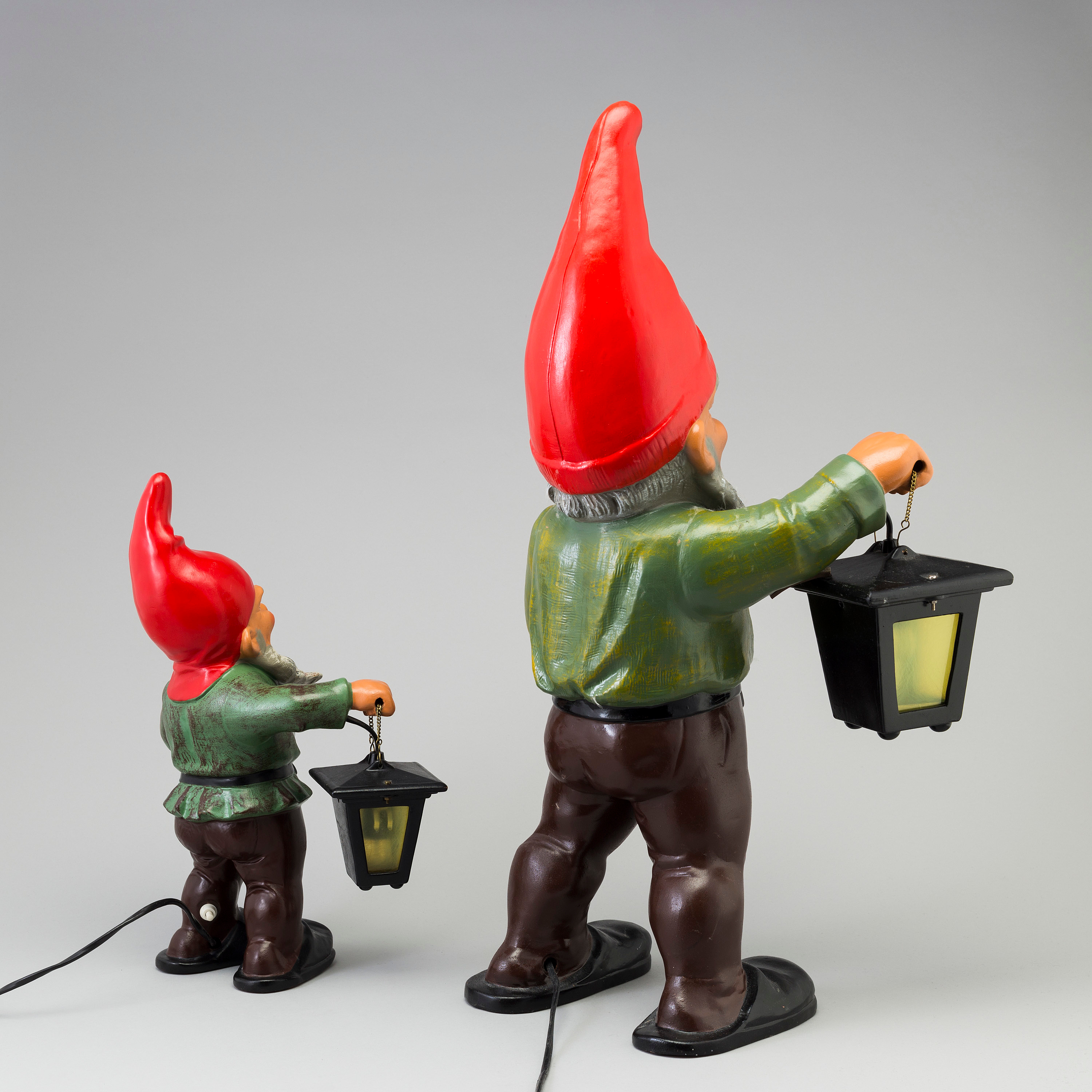 TOMTAR, 2 st, målad terracotta, Heissner, Tyskland, 1900-talets andra ...