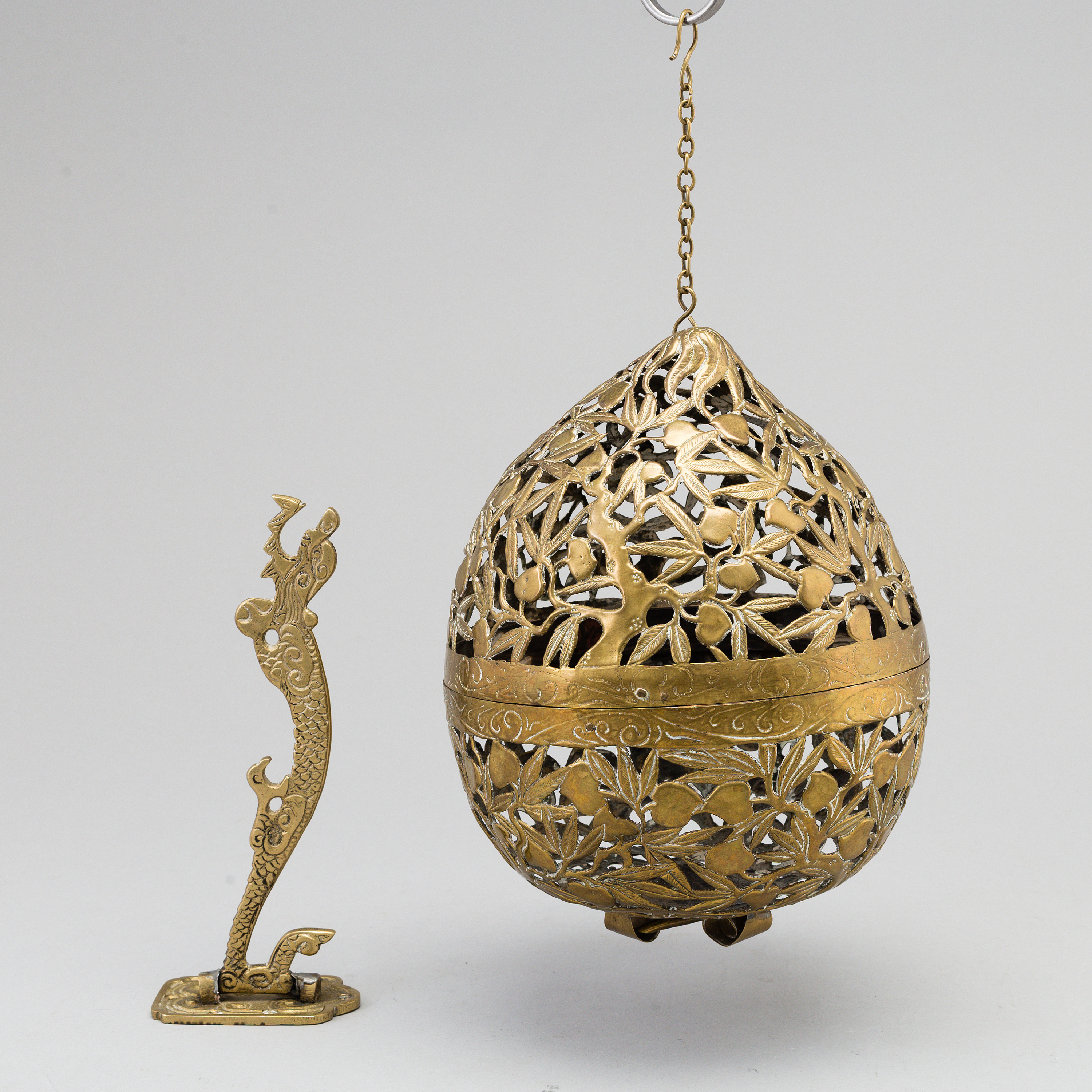 A Chinese bronze perfume ball, first half of the 20th century. - Bukowskis