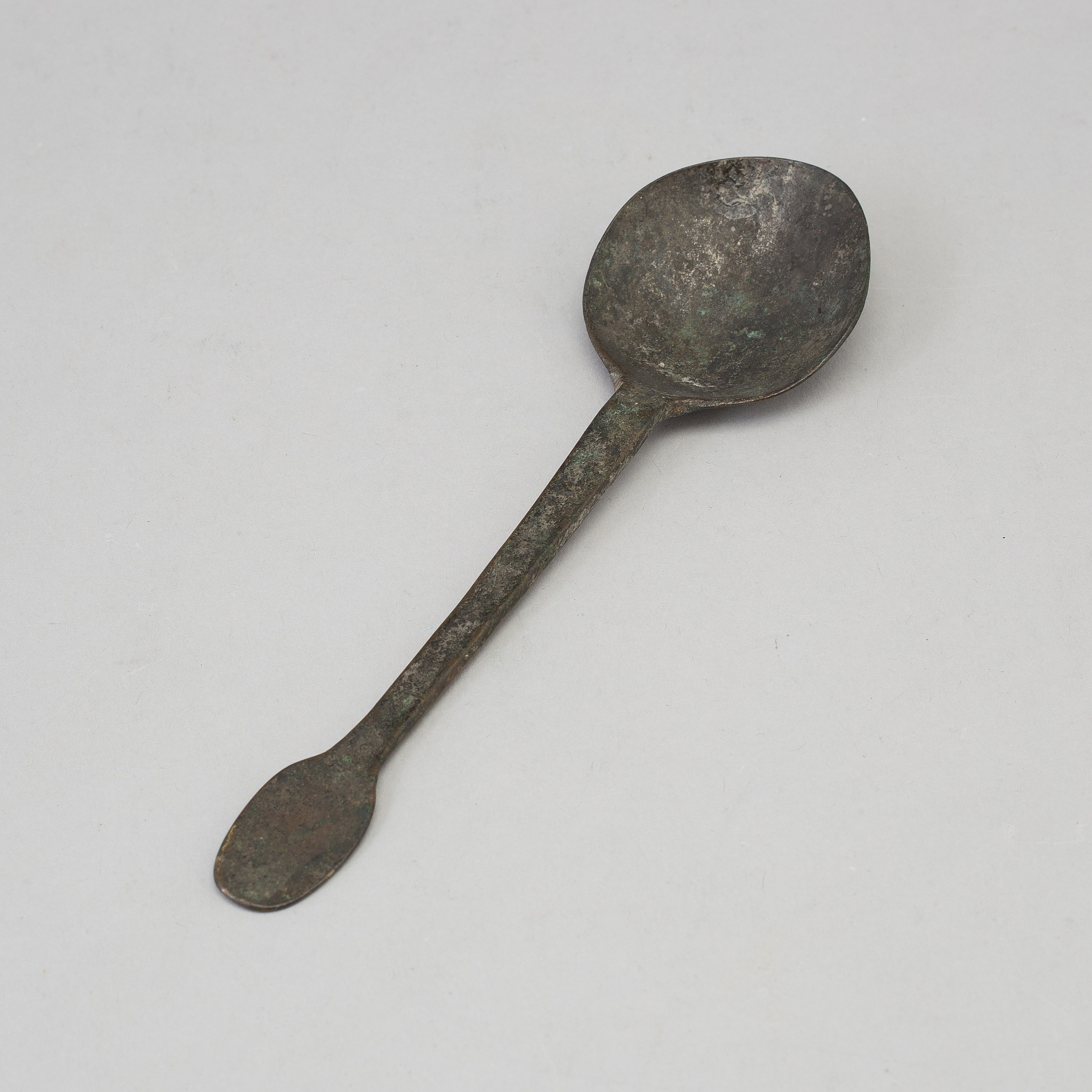 A BRONZE SPOON, possibly 16th/17th century. - Bukowskis
