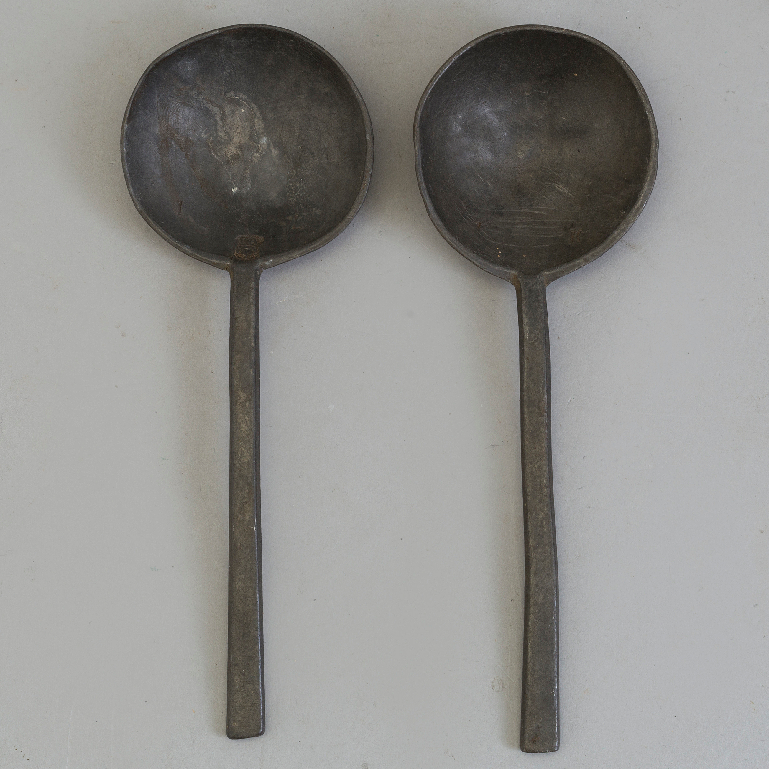 TWO 18TH CENTURY PEWTER SPOONS. - Bukowskis